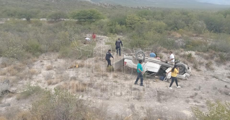 Hoy Tamaulipas - Volcadura en la carretera Tula-Victoria dejo cuatro lesionados graves
