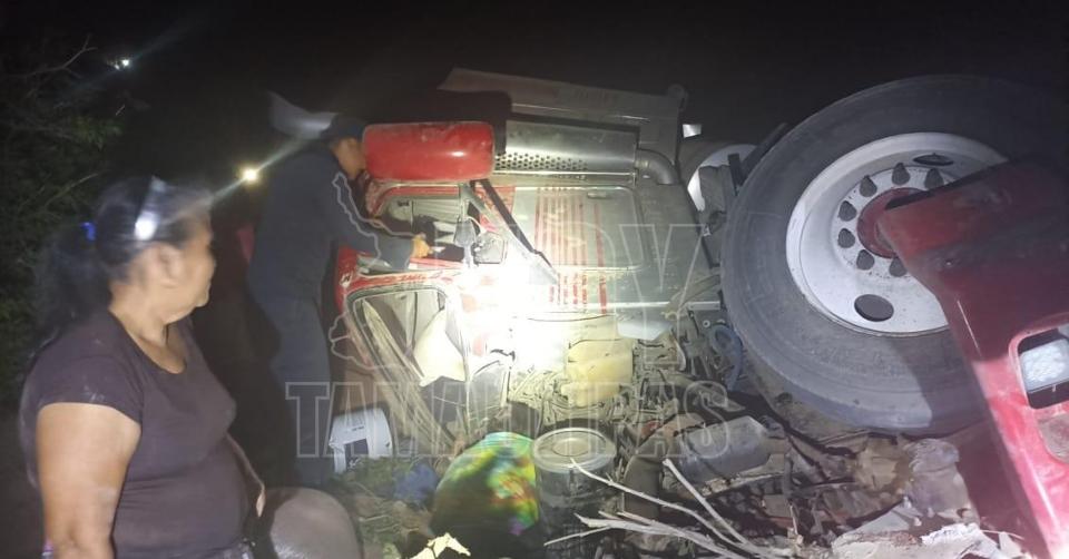 Hoy Tamaulipas - Volcadura en la Rumbo Nuevo dejo rapinia y un lesionado