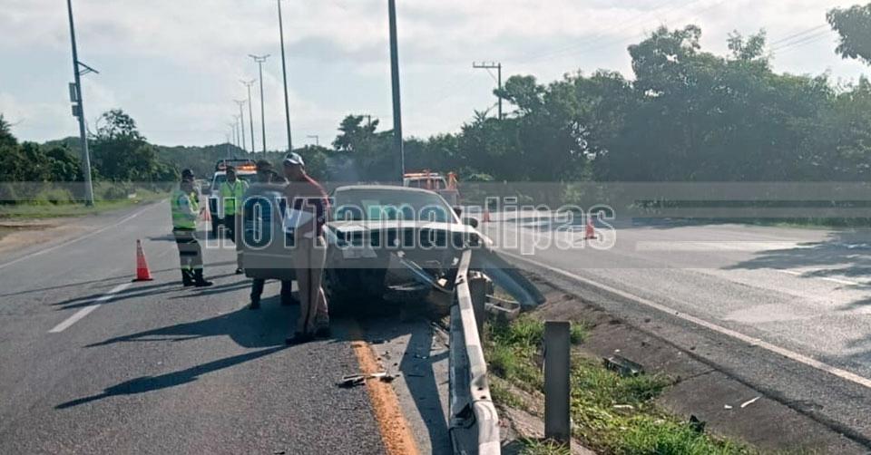 Hoy Tamaulipas - Tamaulipas Destrozo su carro al impactar a otra unidad ...
