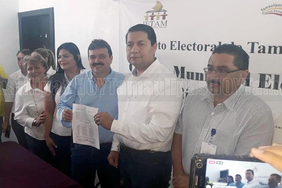 Hoy Tamaulipas - Entregan constancia a Carlos Ulibarri como candidato a ...